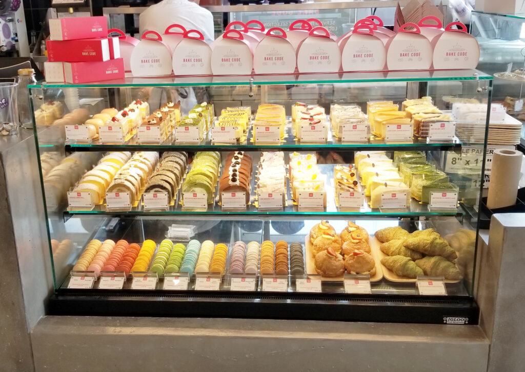 STRAIGHT GLASS REFRIGERATED PASTRY DISPLAY CASE – 2 SHELVES - NDG North ...